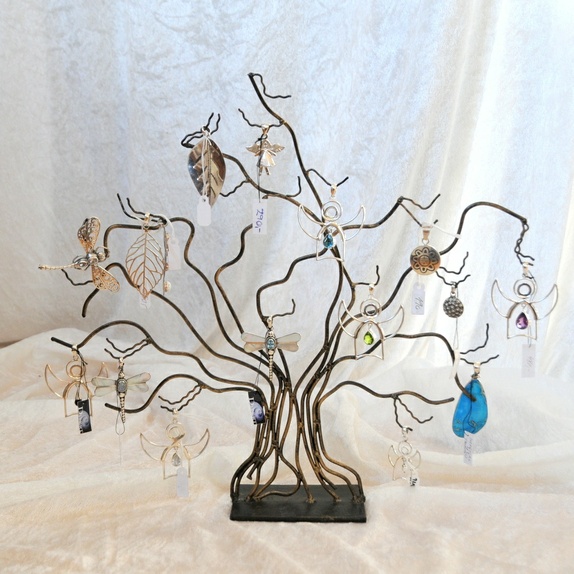 Dekorativt smykketre i resirkulert metall, sølvfarget. Rimelig frakt. - Epla