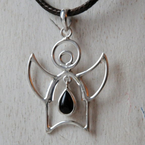Engleanheng medium i sterling sølv med onyksdråpe. - Epla