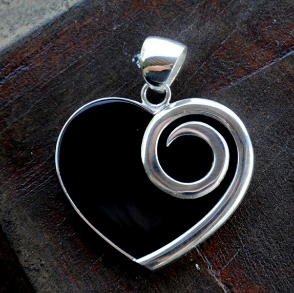 Hjerteformet anheng i sterling sølv og svart skjell. - Epla