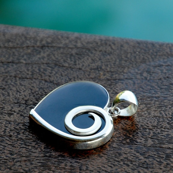 Hjerteformet anheng i sterling sølv og svart skjell. - Epla