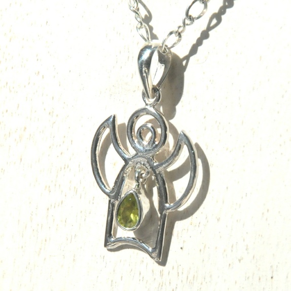 Lite engleanheng i sterling sølv med limegrønn peridot. - Epla