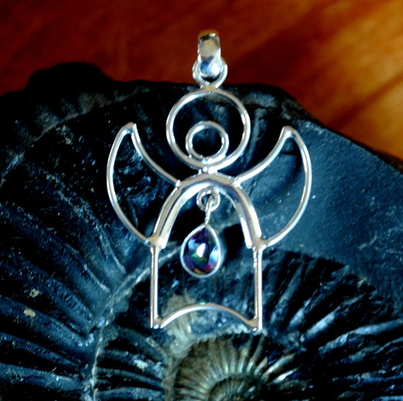 Engleanheng medium i sterling sølv med mystique topas. - Epla