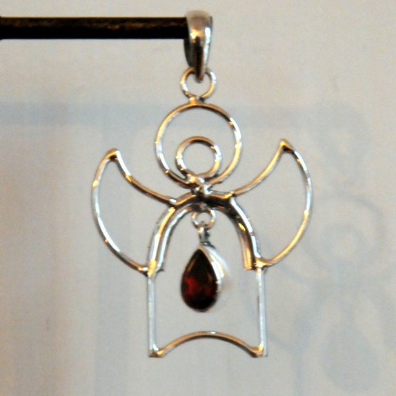 SALG! Engleanheng medium i sterling sølv med rød granat. - Epla