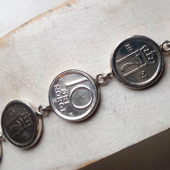 Armbånd med gamle 10- øringer med Haakon den 7 og nyere 10-øring. - Epla