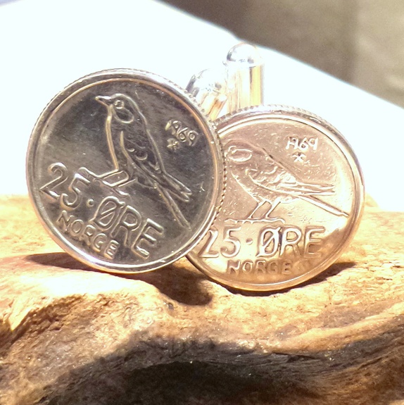 1967. Nostalgiske mansjettknapper med gammel norsk 25-øring. - Epla