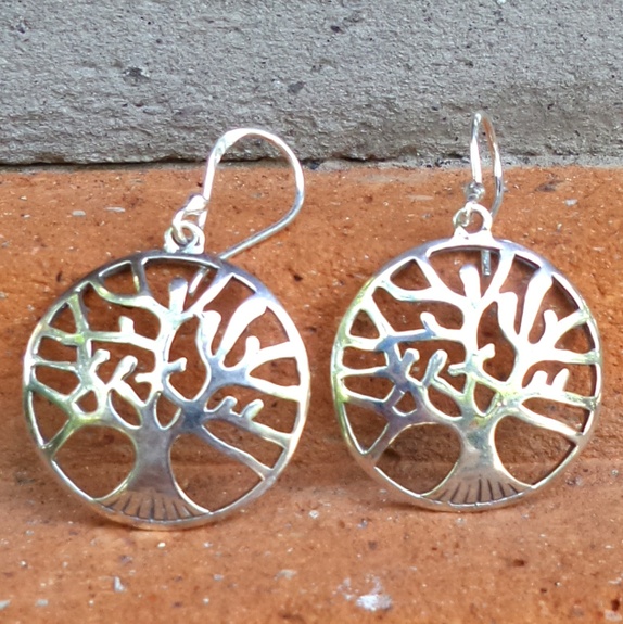 Salg.Livets tre. Rund ørepynt i sterling sølv med blad/tremotiv. - Epla