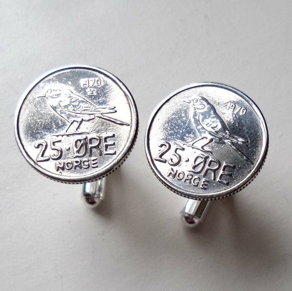 1970. Nostalgiske mansjettknapper med gammel norsk 25-øring. - Epla