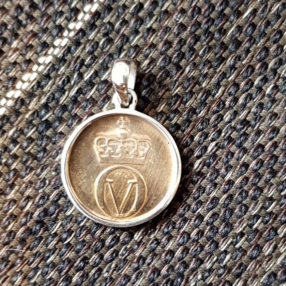 Anheng med gammel 2 øring med tiurmotiv. - Epla