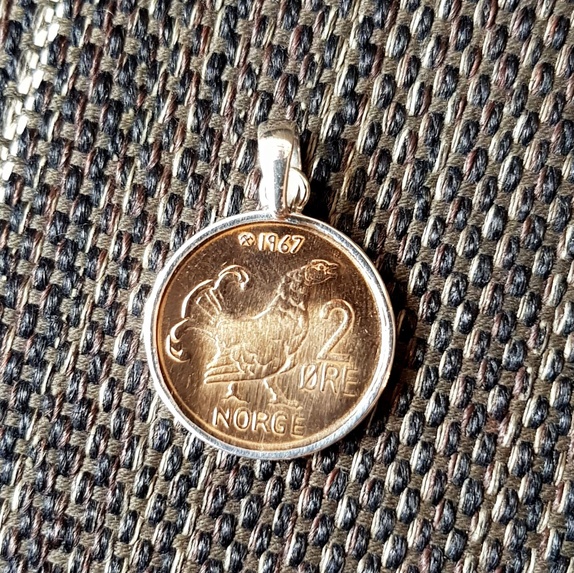 Anheng med gammel 2 øring med tiurmotiv. - Epla