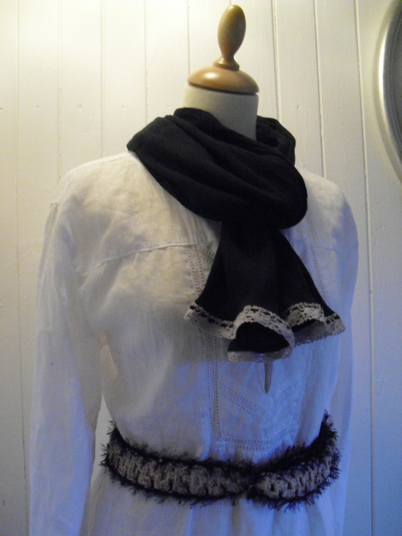 Klassisk Svart skjerf med grå blonde. - Epla