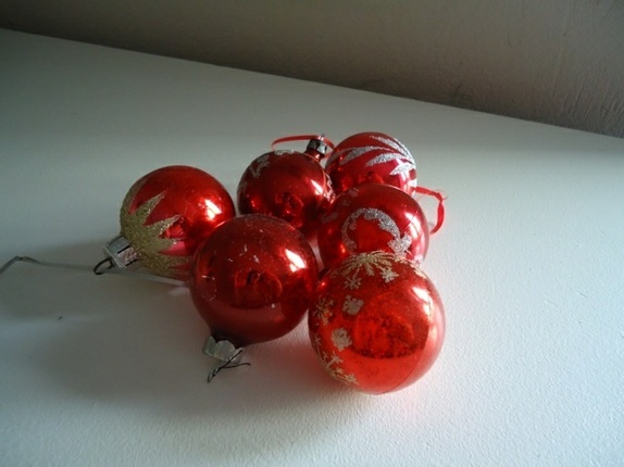 Gamle juletrekuler i rødt - Epla