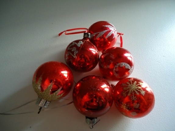 Gamle juletrekuler i rødt - Epla