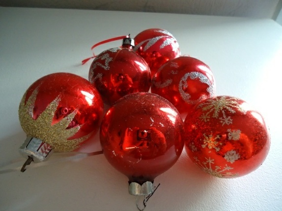 Gamle juletrekuler i rødt - Epla