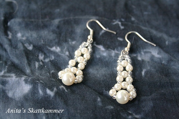 Ørepynt med romantiske kremhvite perler - Epla